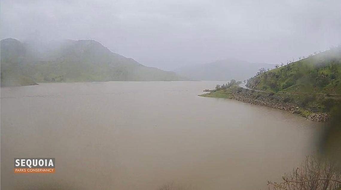Lake Kaweah CA spillway releasing water. May cause floods | Fresno Bee