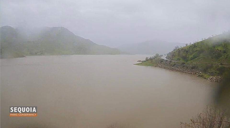 Lake Kaweah CA spillway releasing water. May cause floods | Fresno Bee