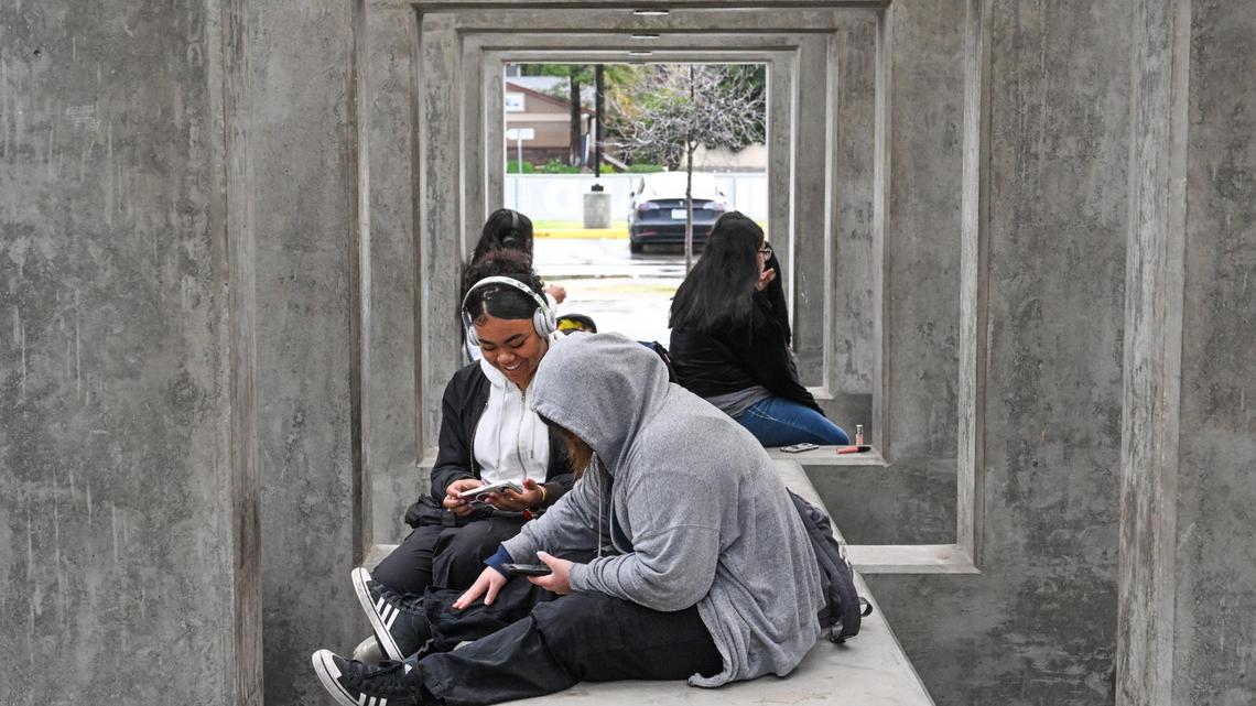 Educators divided on Fresno Unified’s bathroom tracking app | Fresno Bee