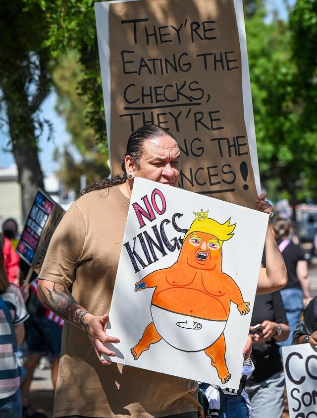 No Kings protest in Fresno at Fashion Fair draws thousands | Fresno Bee
