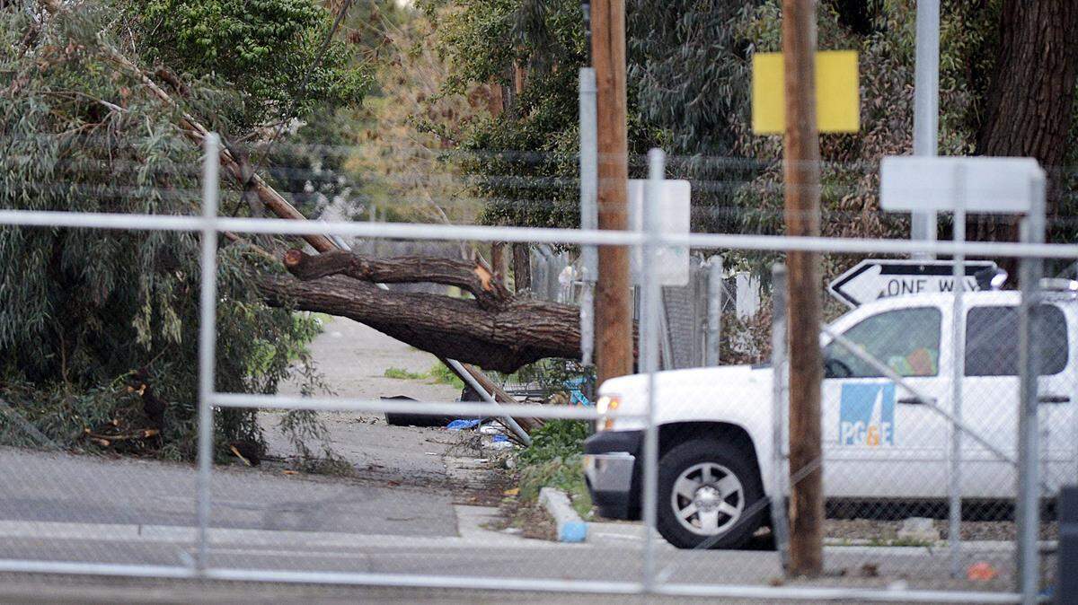 Windy May brings unusually cool weather to Fresno | Fresno Bee