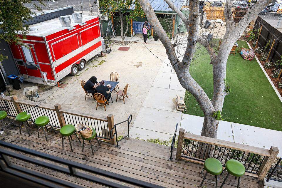 Moses McQueen’s: retro Fresno bar opens on Van Ness | Fresno Bee