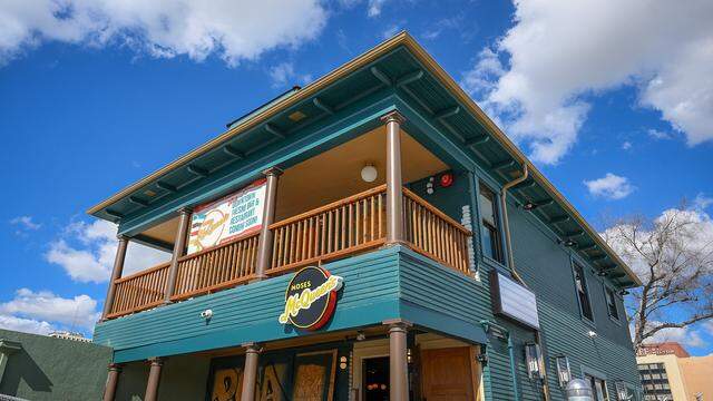 Moses McQueen’s: retro Fresno bar opens on Van Ness | Fresno Bee