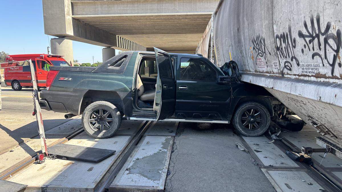 Man airlifted after truck crashes into train in Fresno County | Fresno Bee